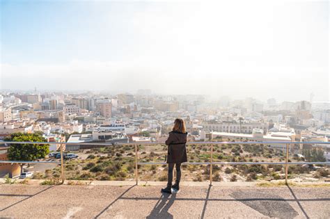 안달루시아 알메리아 시의 세로 산 크리스토발 전망대에서 도시를 바라보는 젊은 관광객 소녀 스페인 지중해의 코스타 델 솔 40 44세에 대한 스톡 사진 및 기타 이미지