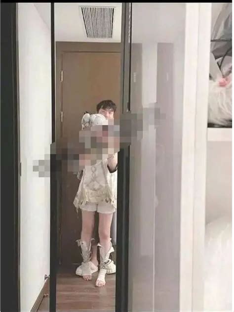 秃崽以一敌四陪大哥56分钟的视频是怎么回事 秃崽不是坏女人极限1v四视频真相即时尚