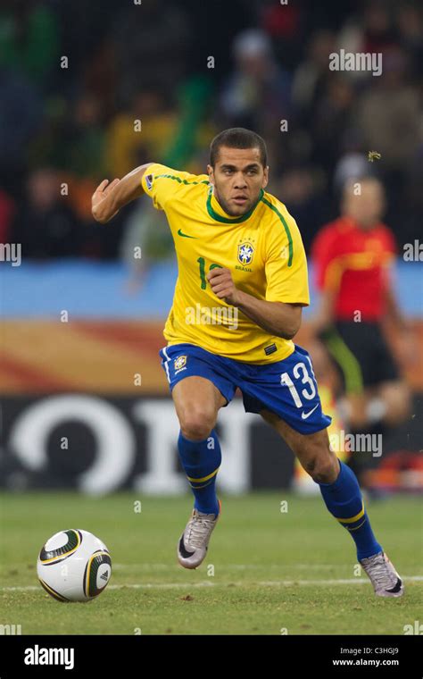 Dani Alves Brasilien treibt den Ball bei einem Fußballspiel FIFA World Cup Gruppe G gegen Côte d