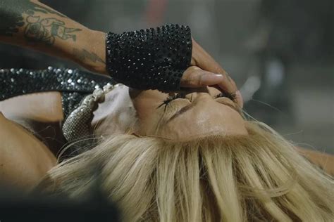 Emocionante Pabllo Vittar cai no choro após show no Coachella Metrópoles
