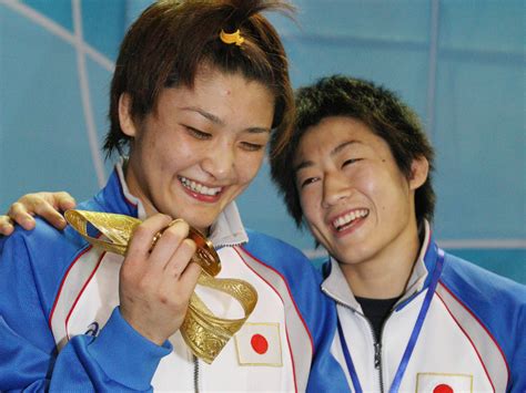 世界選手権女子63キロ級で優勝し、姉の千春（右）と喜ぶ伊調馨＝2007年9月23日、アゼルバイジャン・バクー、林敏行撮影 （620）－伊調馨