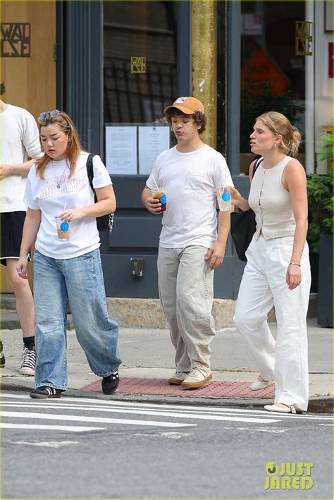 Photo Finn Wolfhard Gaten Matarazzo Hold Hands In Nyc 12 Photo