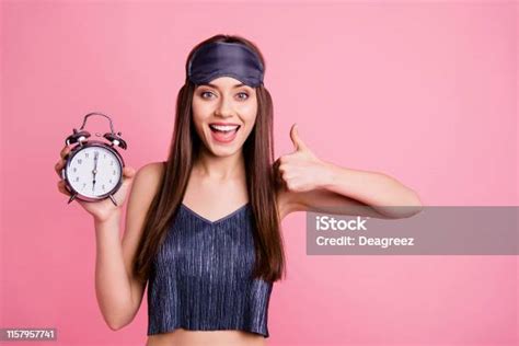 클로즈업 사진 아름다운 그녀 그녀의 숙녀 는 엄지 손가락을 잡고 손 팔 검사 테스트 오래된 빈티지 벨 좋은 방법 깨어 있는 추천 구매 구매자 착용 블루 실키 수면 복 의상