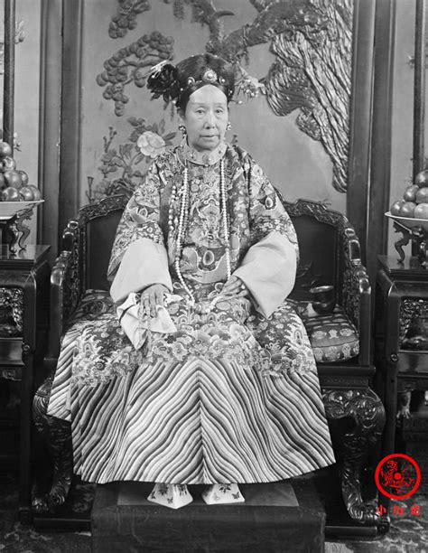 晚清老照片：慈禧太后穿龙袍气场强大，车夫与路人吵架场面滑稽