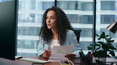 사무실 클로즈업에서 온라인 회의를 진행하는 여성 영상 채팅으로 이야기하는 소녀 경영자에 대한 스톡 사진 및 기타 이미지 경영자 곱슬 머리 기업 문화 Istock