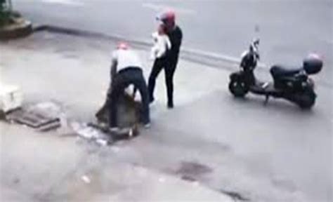 أب ينقذ طفله الرضيع لحظة سقوطه في بالوعة مجاري فيديو المدينة نيوز