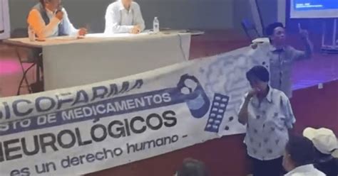 Protestan frente a López Gatell familiares de pacientes acusan
