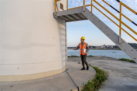 한 여성 엔지니어가 풍력 터빈 옆에서 컴퓨터 작업을 하고 있다 40 44세에 대한 스톡 사진 및 기타 이미지 40 44세 개발 건설 산업 Istock