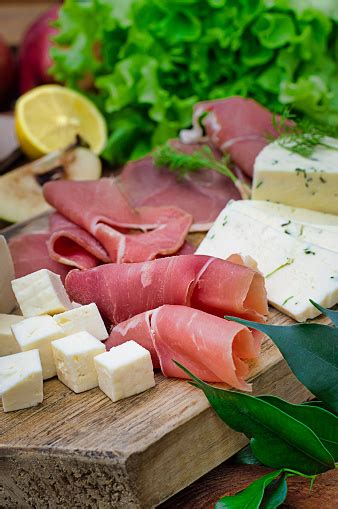 Jamon 나무 보드에 치즈의 다른 종류 목조 소박한 배경입니다 상위 뷰 0명에 대한 스톡 사진 및 기타 이미지 0명 과일