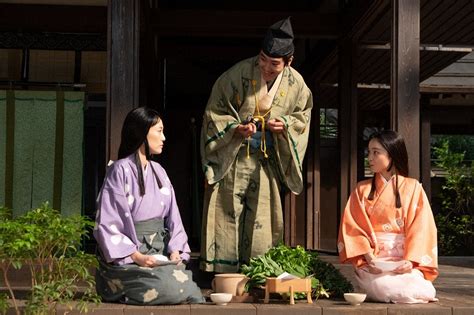 大河ドラマ「鎌倉殿の13人」第39話。のえ（菊地凛子・左）と初（福地桃子）の間に割って入る北条義時の次男・北条朝時（スーパーサイズ・ミー西本