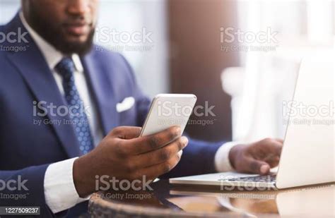 도시에서 카페에서 일하는 휴대 전화를 사용하여 인식 할 수없는 아프리카 기업가 30 39세에 대한 스톡 사진 및 기타 이미지