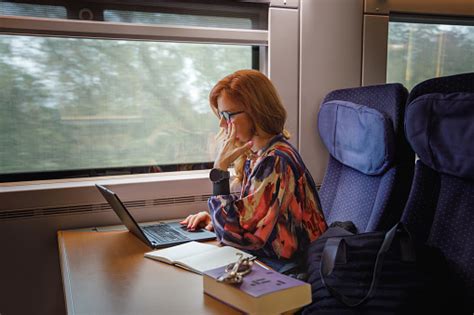 안경을 쓴 아름 다운 여자가 낮에는 통근 열차를 타고 도중에 노트북을 사용합니다 50 54세에 대한 스톡 사진 및 기타 이미지 50 54세 관광 관광객 Istock