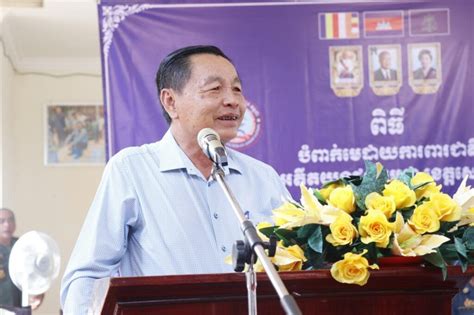 ឯកឧត្តមអ្នកឧកញ៉ា សៀង ណាំ បំពាក់មេដាយជូនអតីតយុទ្ធជន ស្រុកក្រឡាញ់