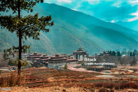 Tashichho Dzong은 부탄의 팀푸 시의 북쪽 가장자리에있는 불교 수도원이자 요새입니다 0명에 대한 스톡 사진 및 기타