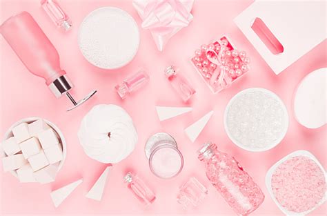 천연 스킨 케어 제품 욕실 용 액세서리크림 소금 에센셜 오일 비누 타월 향수 진주 선물 상자 병 핑크 바탕에 그릇 0명에 대한 스톡 사진 및 기타 이미지 Istock