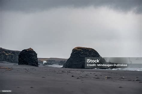 해변과 바위에 검은 모래와 아이슬란드 해안 배경의 폭포 0명에 대한 스톡 사진 및 기타 이미지 0명 검정 모래 관광