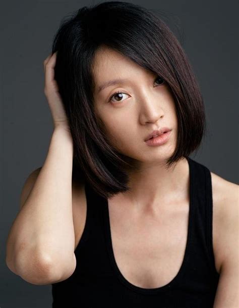 33歲朱亞文全家素顏近照，34歲老婆清新淡雅，對老婆女兒寵愛有加 每日頭條