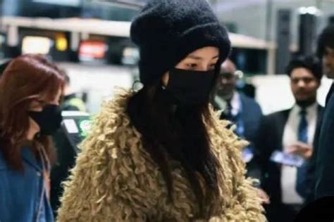 杨幂这件短款的泰迪熊外套，还挺时髦牛仔裤方式身高