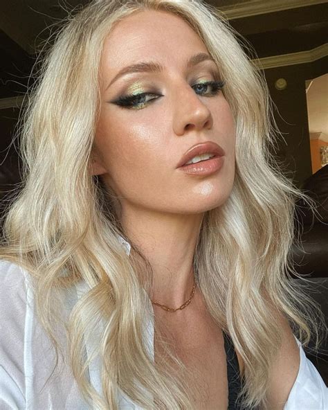 𝗧𝗮𝘆𝗹𝗼𝗿 On Instagram Glowing Smudging Duo Chroming 🤌🏻 Fentybeauty