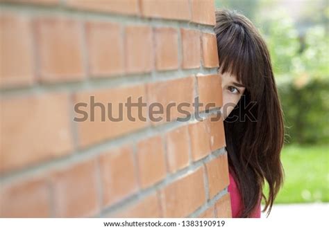 29065 Imagens De Hiding Wall Imagens Fotos Stock E Vetores Shutterstock