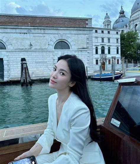 패션엔 송혜교 우아한 베니스의 여신 기억에 남을 눈부신 화이트 슈트핏