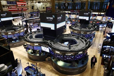 وول ستريت تغلق مرتفعة إثر نمو فاق التوقعات للاقتصاد الأمريكي صحيفة