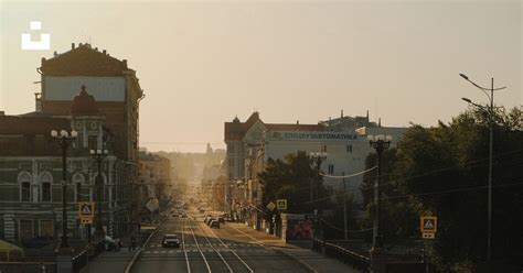 기차 선로가 통과하는 도시 거리 사진 Unsplash의 무료 하르키우 주 이미지