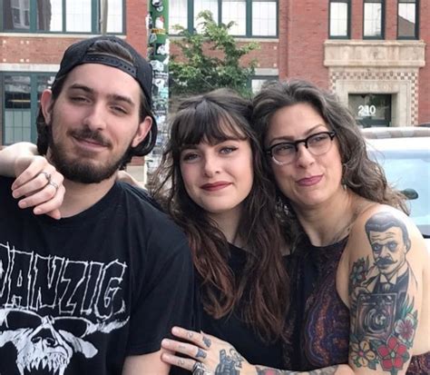 American Pickers Star Danielle Colbys Daughter Memphis 21 Flashes