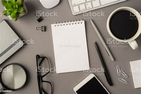 빈 노트북 키보드 컴퓨터 마우스 돋보기 펜 의 머리 위 사진 펜 전화 식물 안경 컵 커피와 종이 클립 회색 배경에 격리 0명에
