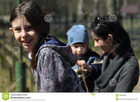 Familia Madre Con Su Hija E Hijo En Un Viaje En El Bosque Foto De