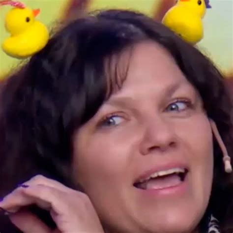 El Look De Poncho Y Boina De Karina Jelinek Para Salir De Compras En
