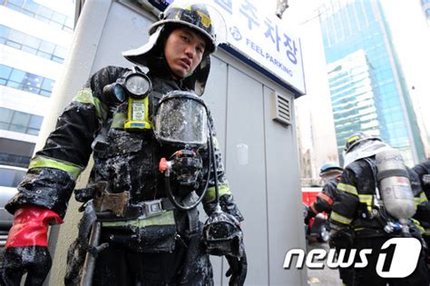 한파에 얼어붙은 소방복 뉴스1