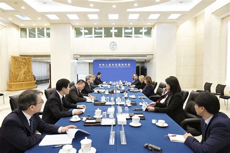 商务部国际贸易谈判代表（正部级）兼副部长王受文在京会见美国商会代表团