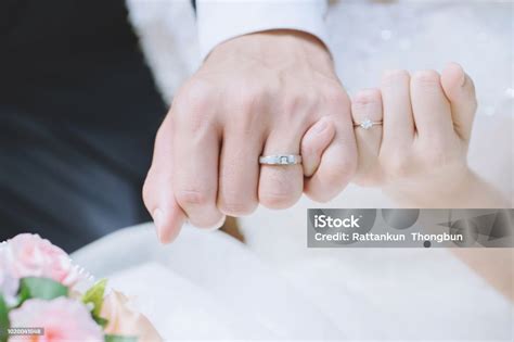 사랑 하는 젊은 사랑 몇 지주 손을 결혼과 착용 반지 식 결혼식에 함께 결혼 장면 몇 가지 손을 핑 키 약속 또는 분홍색 맹세