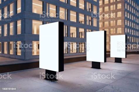 고층 빌딩과 텅 빈 흰색 모형 배너가 있는 야간 도시 상업 광고 및 현대 생활 개념 3d 렌더링 0명에 대한 스톡 사진 및 기타