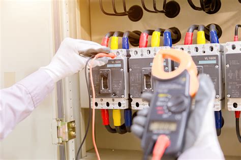 기술자는 제어판 전원 관리 점검 시스템 준비의 전압계로 전압 또는 전류 측정 이다 개폐 장치에 대한 스톡 사진 및 기타 이미지 개폐 장치 건강 진단 건강관리와 의술