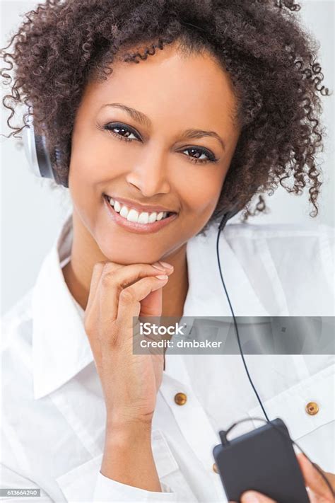 중유럽식 칠레식 여자아이 청취 헤드폰 및 Mp3 플레이어 20 29세에 대한 스톡 사진 및 기타 이미지 20 29세 Mp3 플레이어 갈색 눈 Istock