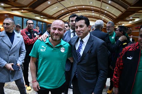 وزير الرياضة يستقبل المنتخب الأولمبي بمطار القاهرة بعد التأهل إلى كأس