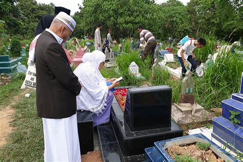 Berikut Tata Cara Dan Doa Ziarah Kubur Lengkap Wajib Di Bacain