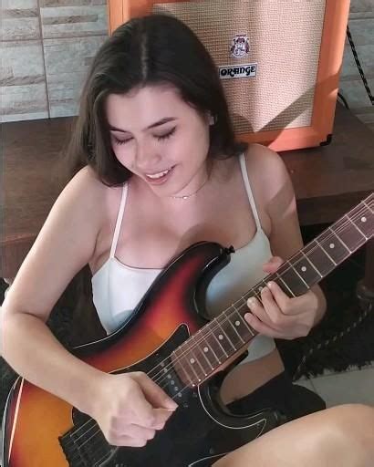 Larissa Liveir Ideas Female Guitarist Guitar Girl Female Musicians