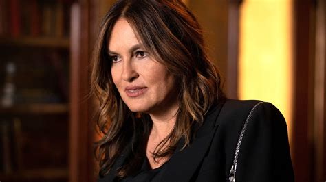 Mariska Hargitay Wears Stablers Compass Necklace On Svu Set