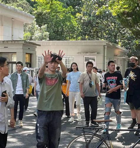 明星与素人之间有壁？你看关晓彤像不像大爷遛弯！ 知乎