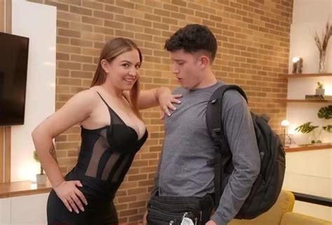 New Sexmex Daniela Gomez Busty Beauty Fucks The Delivery Guy