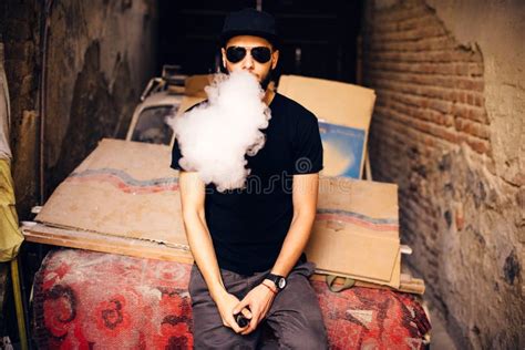 Vaper Mit Bart Beim Sonnenbrille Vaping Im Freien Stockbild Bild Von