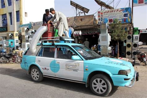 40도 넘는 폭염 속 지붕에 에어컨 단 택시들거대한 냉각기 포착 문화일보