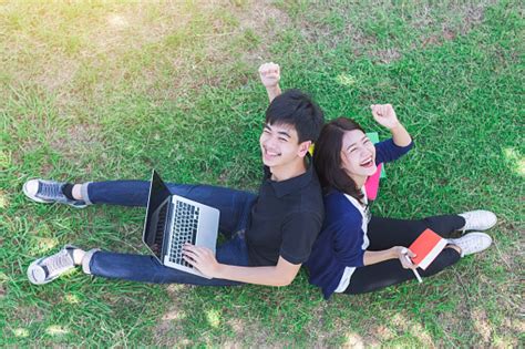 학생 들은 읽기와 공원에서 푸른 잔디에 노트북을 사용 하 여 동안 웃 고 행복 한 교육입니다 2명에 대한 스톡 사진 및 기타 이미지 Istock