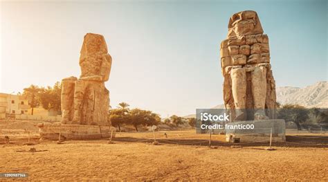 Memnon의 유명한 두 골로시 파라오 Amenhotep Iii의 거대한 파괴 된 동상 룩소르 이집트 근처의 여행 및 관광 명소
