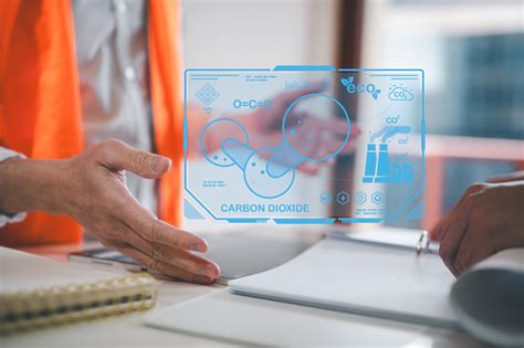 가상 현대는 아이콘 지구 온난화 배출 탄소 발자국 기후 변화로 Co2 배출 개념을 줄이고 프로젝트 Co2 감소에 대해 논의합니다 2명에 대한 스톡 사진 및 기타 이미지