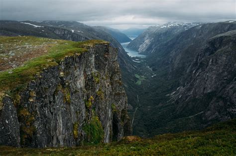 바위와 잔디 절벽 산악 강 배경 노르웨이 Hardangervidda 국립 공원에의 보기 0명에 대한 스톡 사진 및 기타 이미지
