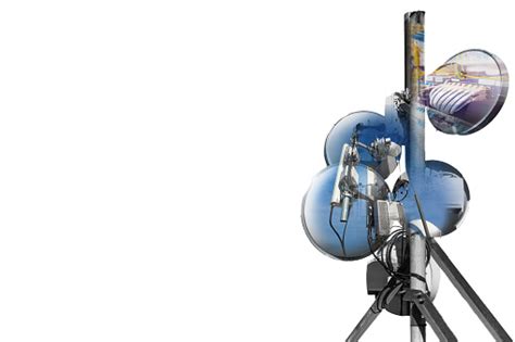 具有微波無線電天線室外遠端無線電單元電源線同軸電纜光纖和白色背景的電信數據設備的拼貼 照片檔及更多 數據中心 照片 數據中心 白色
